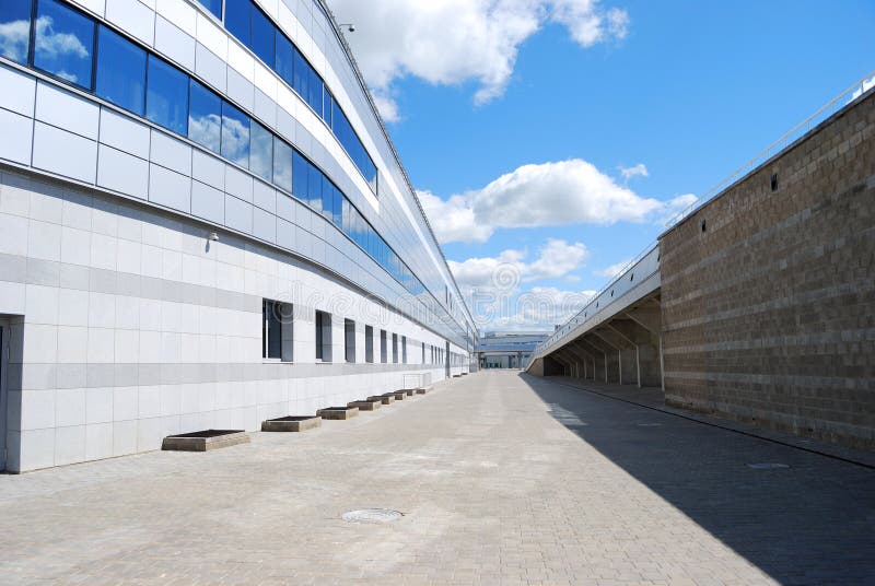 Immeuble de bureaux rond image stock. Image du configuration - 3874121