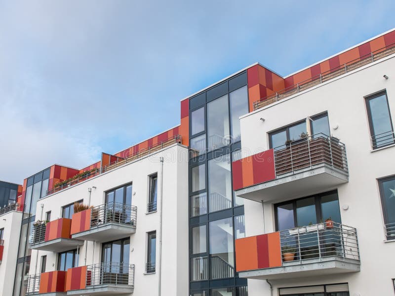 Immeuble Moderne Avec Les Balcons Faisants Le Coin Image stock - Image ...