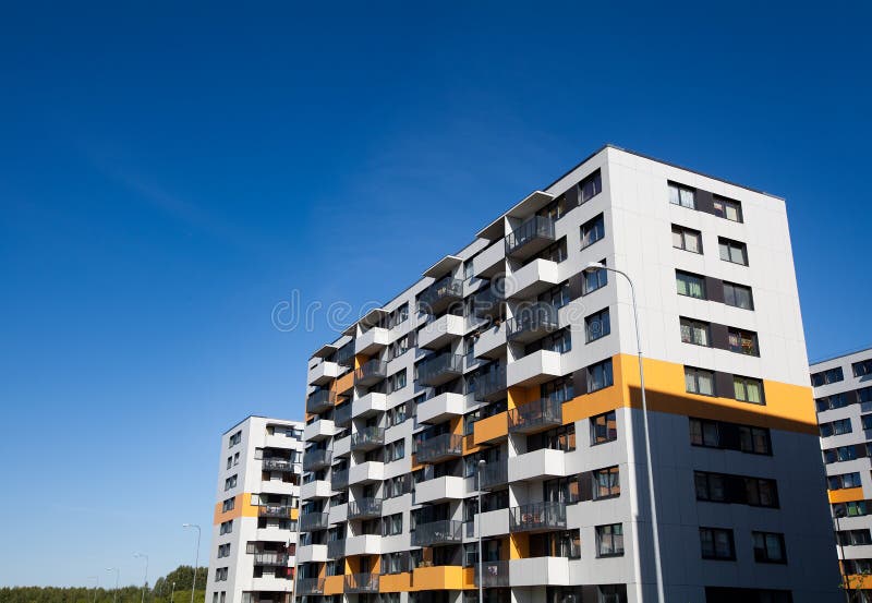 Immeuble moderne et neuf. photo stock. Image du construit - 21163650
