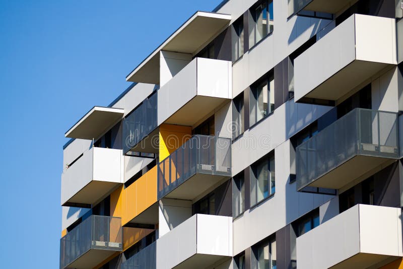 Immeuble moderne et neuf. photo stock. Image du balcon - 22648534
