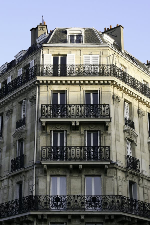 Immeuble parisien image stock. Image du horizontal, maison - 30889813