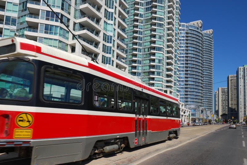 Immeubles du centre et LRT photo stock. Image du rapide - 3668564