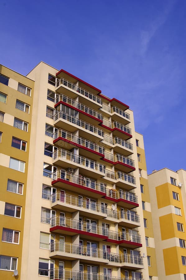 Immeuble jaune image stock. Image du structure, architecture - 4599913