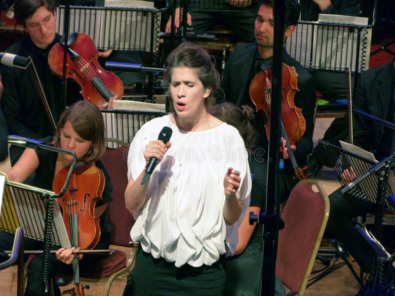 Imogen Heap singing editorial photography. Image of singing - 86448242