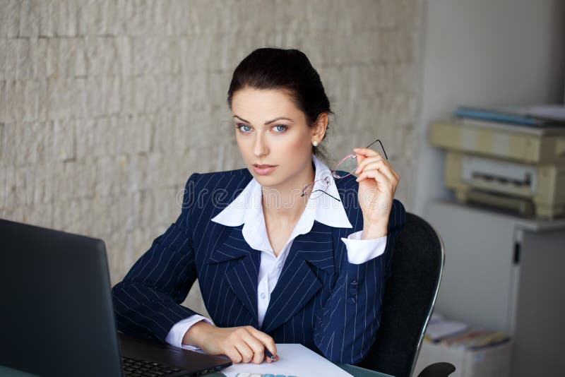 Comptable Calculant Les Impôts Au Bureau Photo stock - Image du ...
