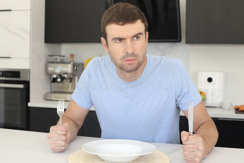 Impaciente Hombre Esperando Que Se Sirva La Cena Foto de archivo ...
