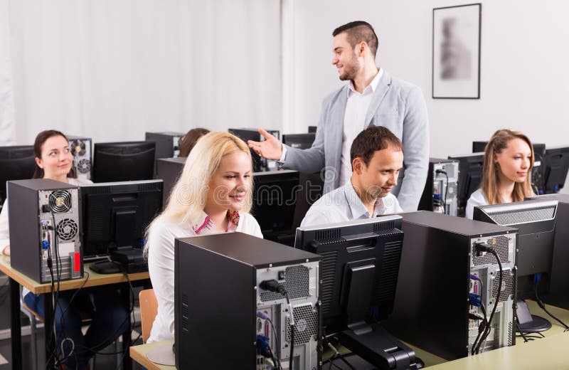 Impiegati Che Lavorano All'ufficio Immagine Stock - Immagine di ufficio ...