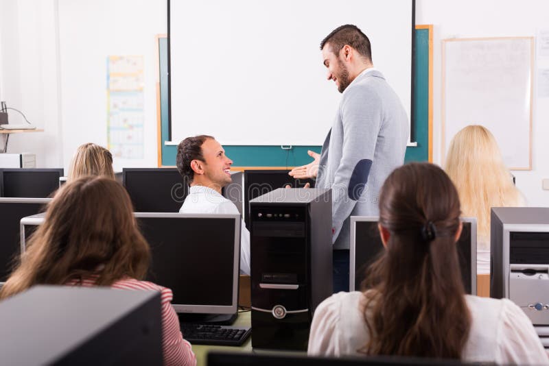 Impiegati Che Lavorano All'ufficio Immagine Stock - Immagine di ...