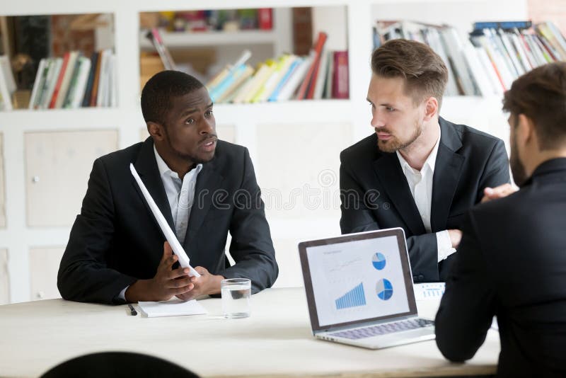 Impiegati Multietnici Che Discutono I Business Plan Con Il CEO ...