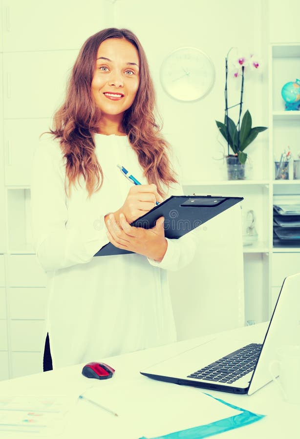 Impiegato Di Giovane Donna in Ufficio Immagine Stock - Immagine di ...