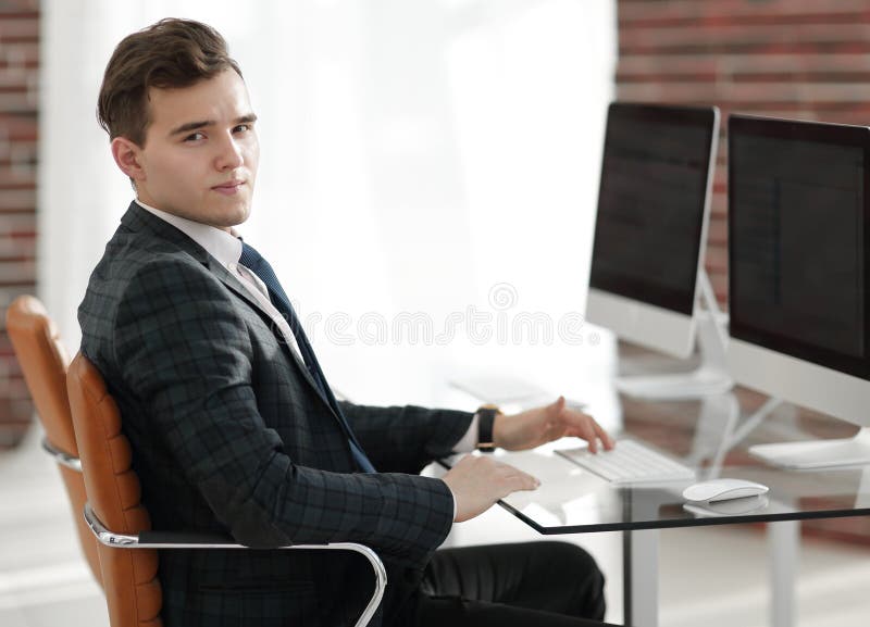 Impiegato Nell'ufficio Dietro Uno Scrittorio Fotografia Stock ...
