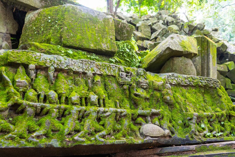Implorer En Pierre Au Temple Bouddhiste De Beng Mealea Photo stock ...