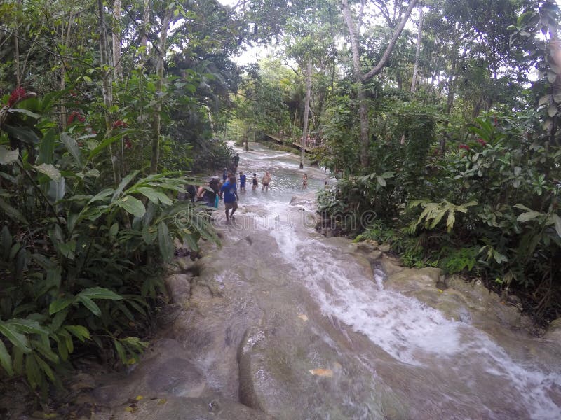 Importune la rivière image stock éditorial. Image du automnes - 69980054