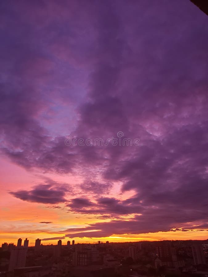 Impresionante cielo morado imagen de archivo. Imagen de atontamiento ...