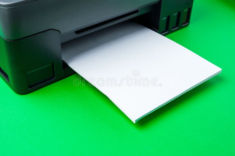 Impresora Moderna Con El Fondo Verde De Papel Imagen de archivo ...