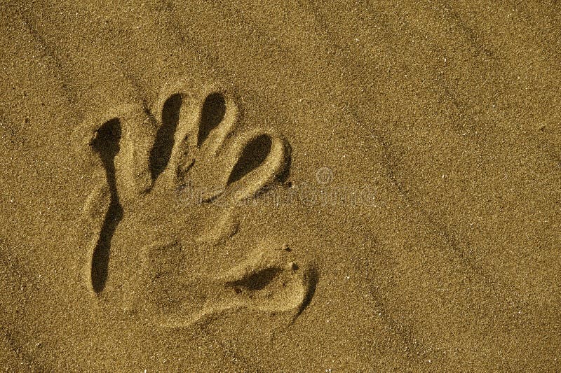 Handprints dans le sable image stock. Image du optique - 24460267