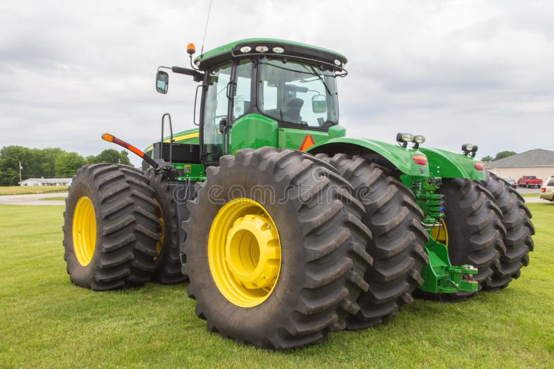 Un Tractor Verde Moderno De John Deere Imagen editorial - Imagen de ...