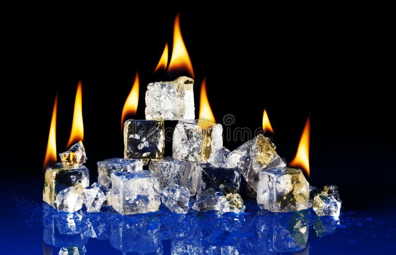 Cubos de gelo no incêndio foto de stock. Imagem de flama - 14098596