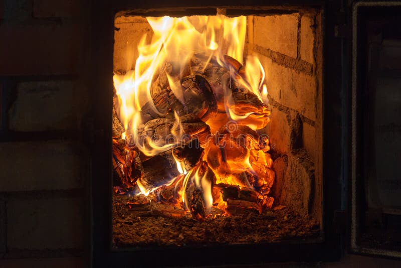 Fogo na fornalha foto de stock. Imagem de tijolo, russo - 86871918