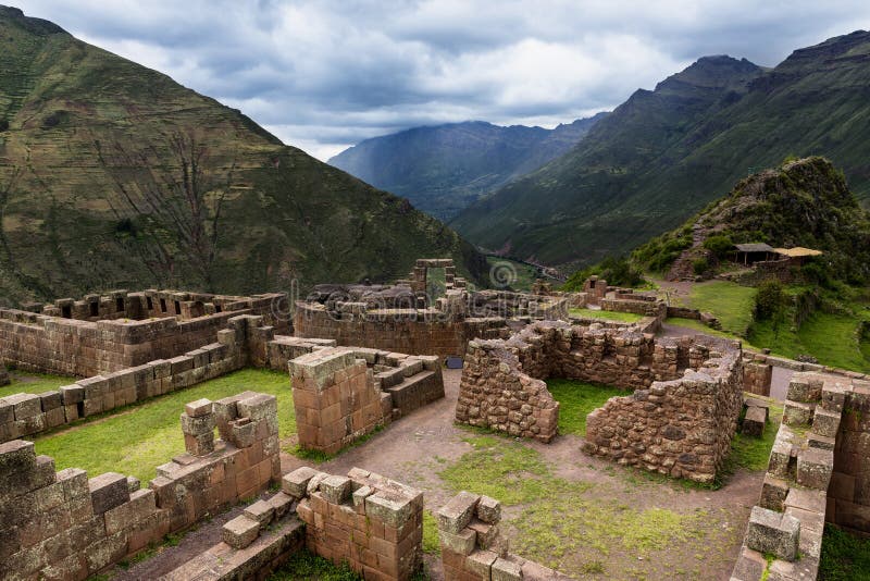 Inca Ruins em Pisac, Peru imagem de stock. Imagem de peru - 63180951