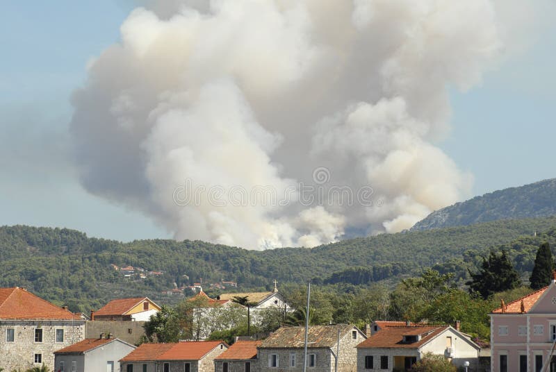 Incendio Violento Mediterraneo Della Foresta Fotografia Stock ...