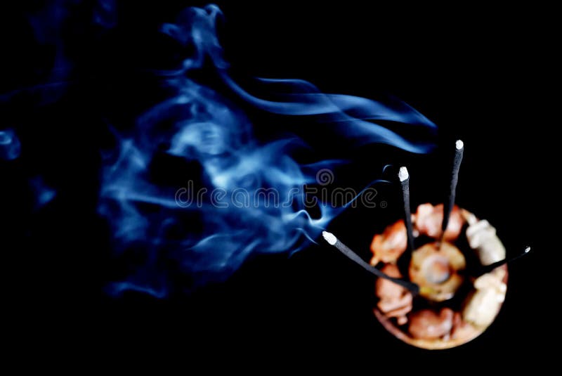 Incenso Che Brucia Con Fumo Fotografia Stock - Immagine di buon ...