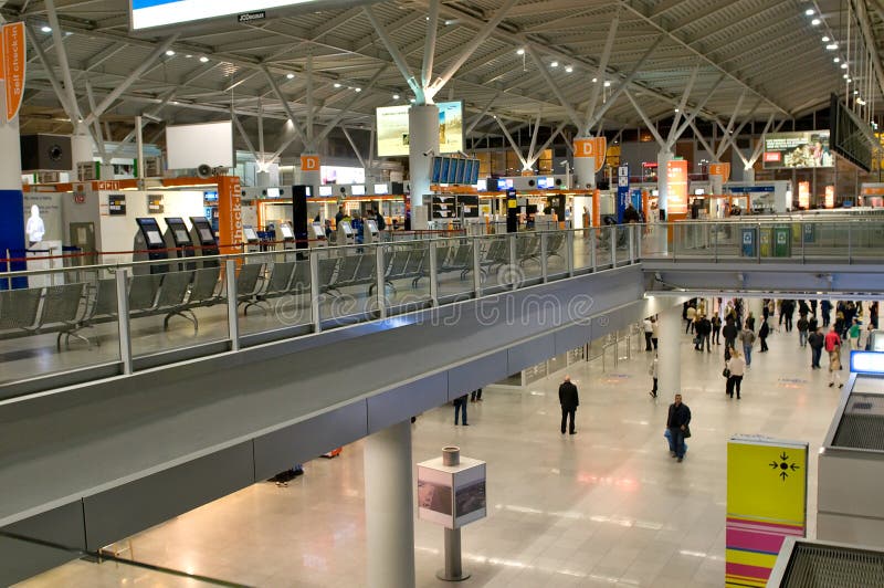 Ny Incheckning I Den Wien Flygplatsen Redaktionell Arkivbild - Bild av ...