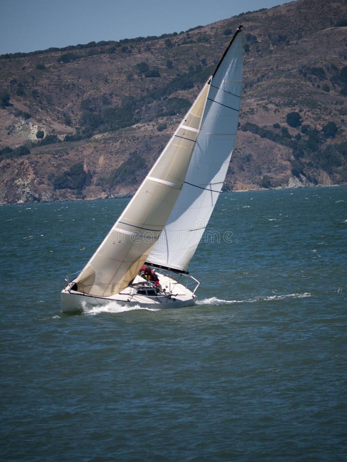 Inclinación Del Barco De Vela J30 Foto de archivo - Imagen de vela ...