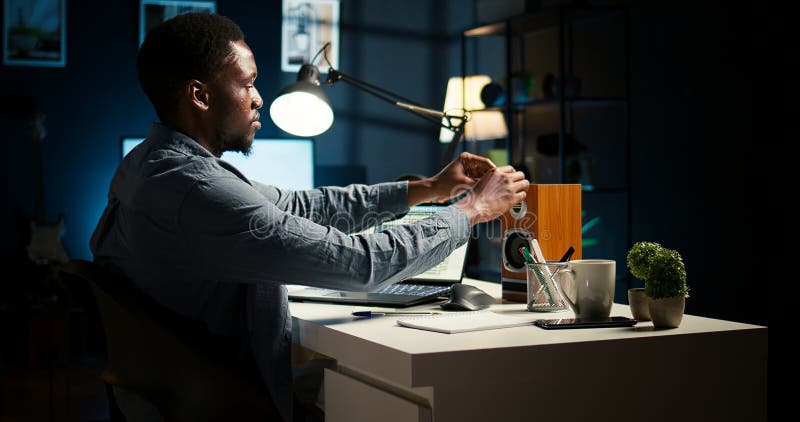 Independent Freelancer Creates a Post it Reminder and Reviews Project ...