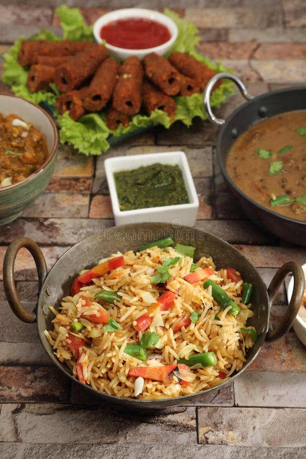 Inder Pulav Oder Gemüse Pulao Mit Chana Masala Und Dal Makhan Stockbild ...