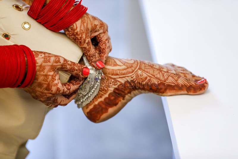 Indian Bridal Hand with Mehandi Design Stock Image - Image of bracelet ...