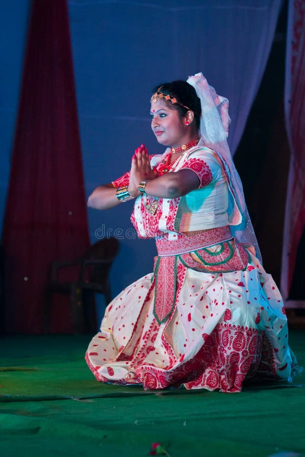 Indian classical dancer editorial stock photo. Image of indian - 39985403