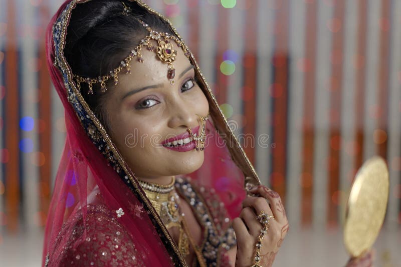 Indian Hindu Bride with Jewelry Stock Photo - Image of jewelry, dresses ...