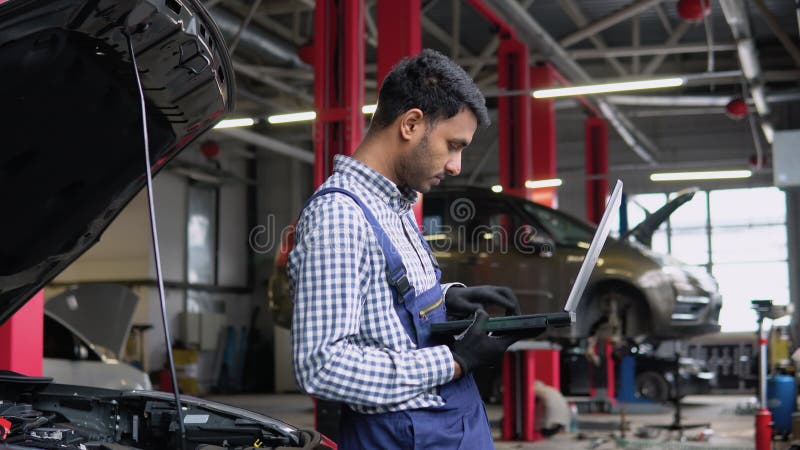 Repairing Broken Semi Truck Tractor Engine. Indian Trucks Mechanic ...