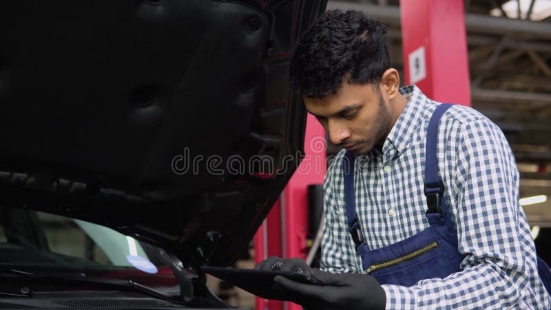 Repairing Broken Semi Truck Tractor Engine. Indian Trucks Mechanic ...