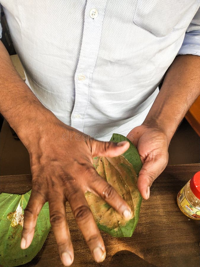 Indian Paan Wala Making Paan Stock Image - Image of digestive ...