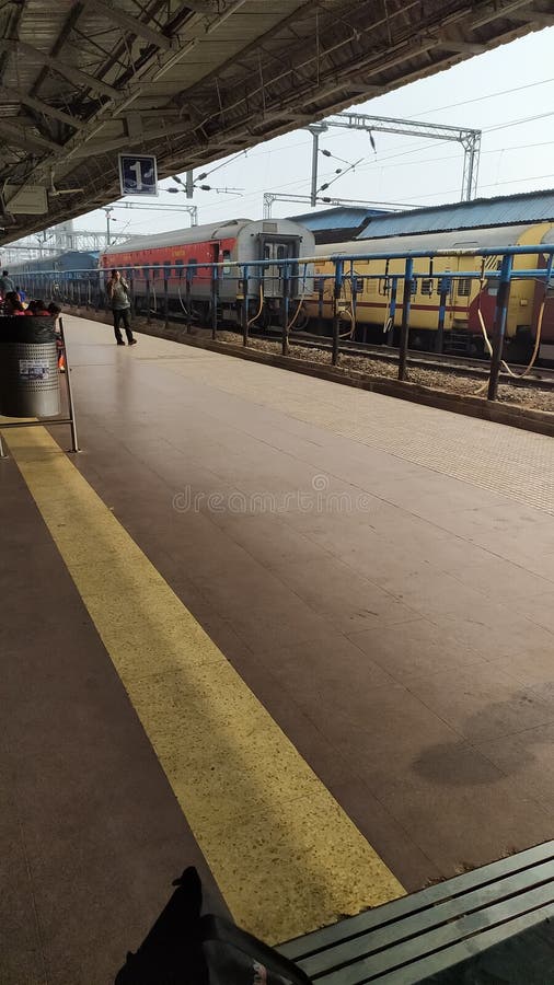 Indian Railway platform editorial image. Image of waiting - 175243550
