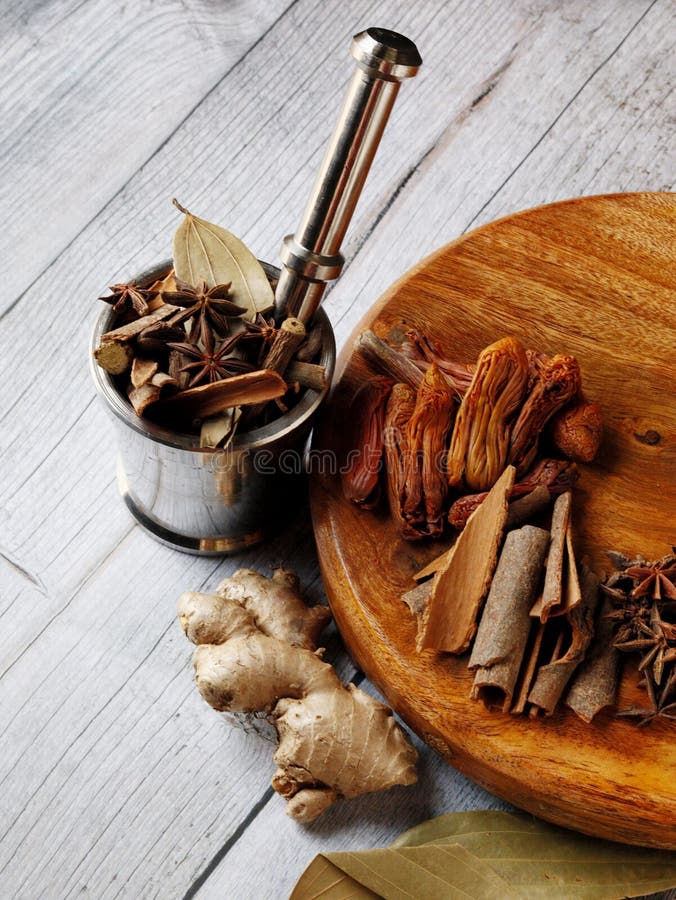 Indian Spices, Ginger, Bay Leaves, Mace, Cardamon Stock Image - Image ...