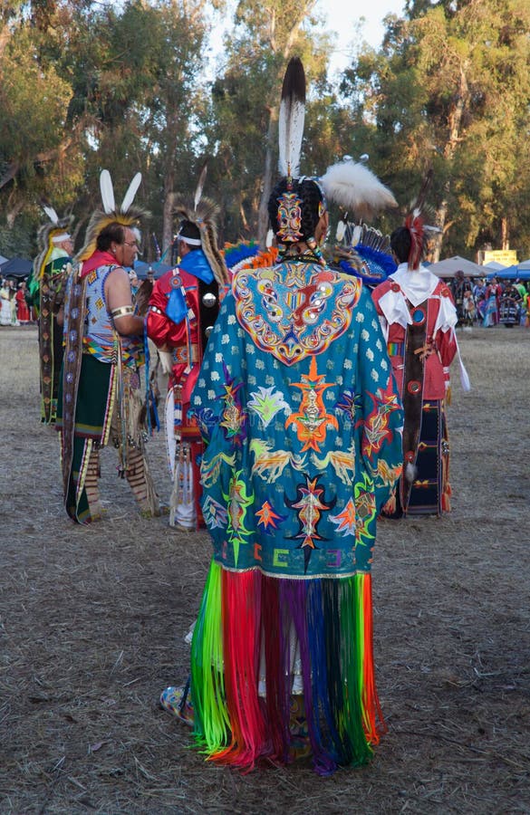 Indianische Kinder am StanfordPowWow Redaktionelles Stockfoto - Bild ...