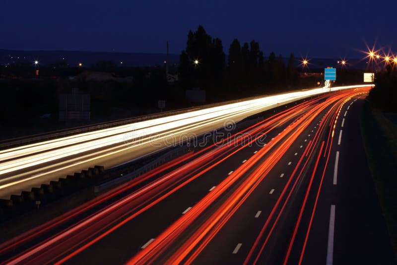 Luci Delle Auto Che Percorrono L'autostrada Immagine Stock - Immagine ...