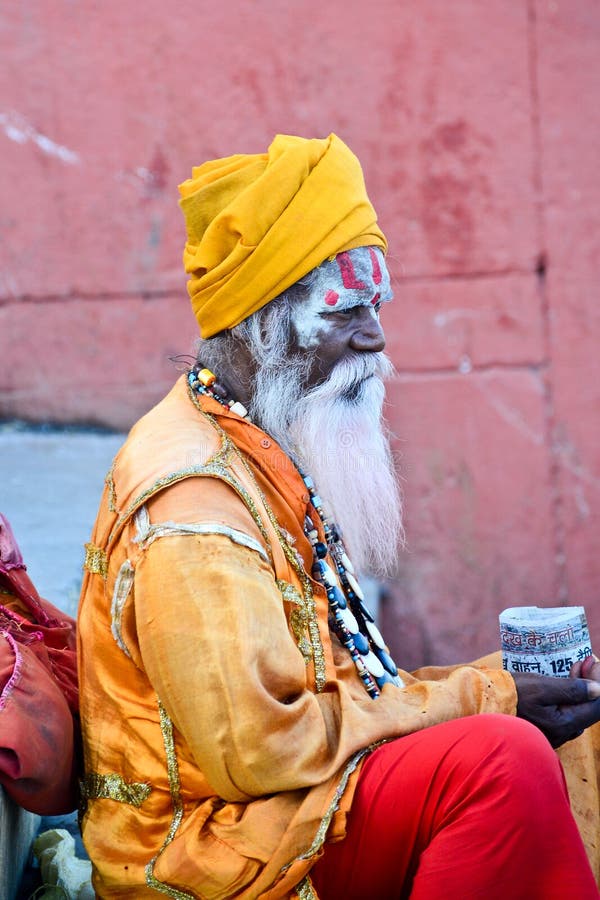 Indier Sadhu (helig Man) Som Ansar En Gatarelikskrin Redaktionell Bild ...