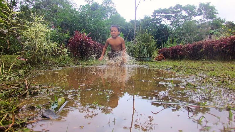 Indigene Kinder, Die Sich in Einem Amazonas-Dorf in Eine Pfütze Werfen Stock Footage - Video von ...