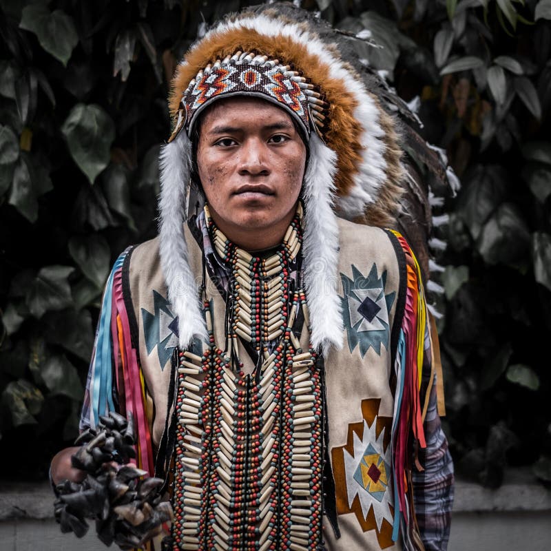 El Actor Del Aborigen Se Realiza En El Parque De La Cultura De Tjapukai ...