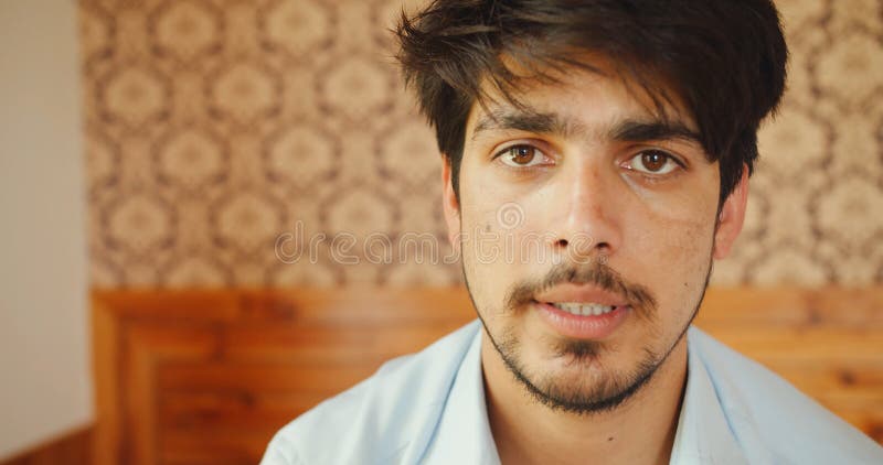 Indio con barba en casa foto de archivo. Imagen de retrato - 234547970