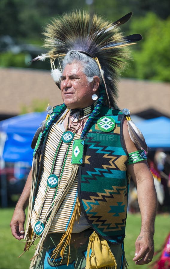 Indio del nativo americano foto de archivo editorial. Imagen de traje ...