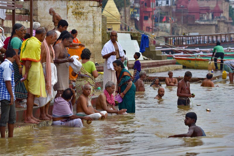 Indios Bañándose Y Rezando En Ganges Varanasi India Foto editorial ...