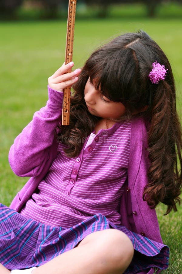 Indisch Meisje Dat Heerser Bekijkt Stock Foto - Image of leren, persoon ...