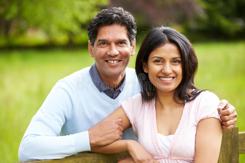 Indisch Paar Die in Platteland Lopen Stock Foto - Image of persoon ...