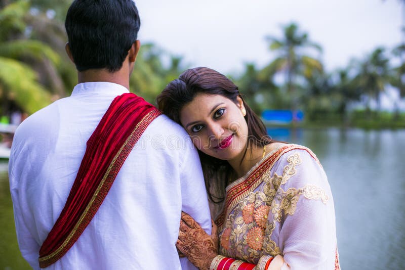 Indisch Traditioneel Jong Gehuwd Paar Stock Foto - Image of huis ...