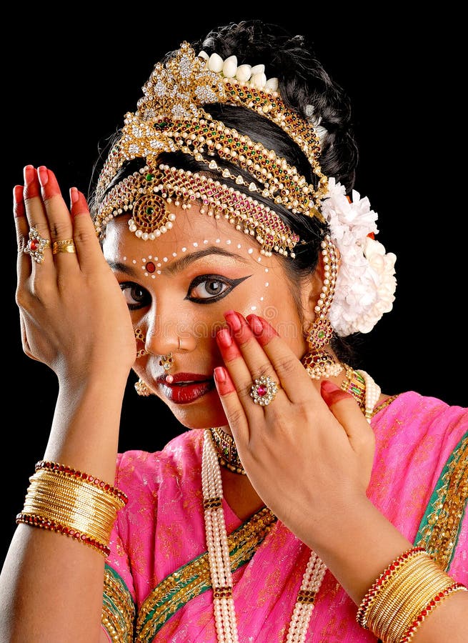 Indiase Klassieke Dans. Indiaanse Danseres Traditioneel Kostuum En ...